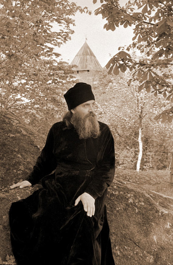 L’Archimandrite Alipi (Voronov) et sa cheminée – La Lorgnette Orthodoxe